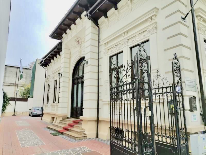 CASA 16 CAMERE FOSTA AMBASADA CALEA VICTORIEI PARCARE INTERIOARA - ID 2743